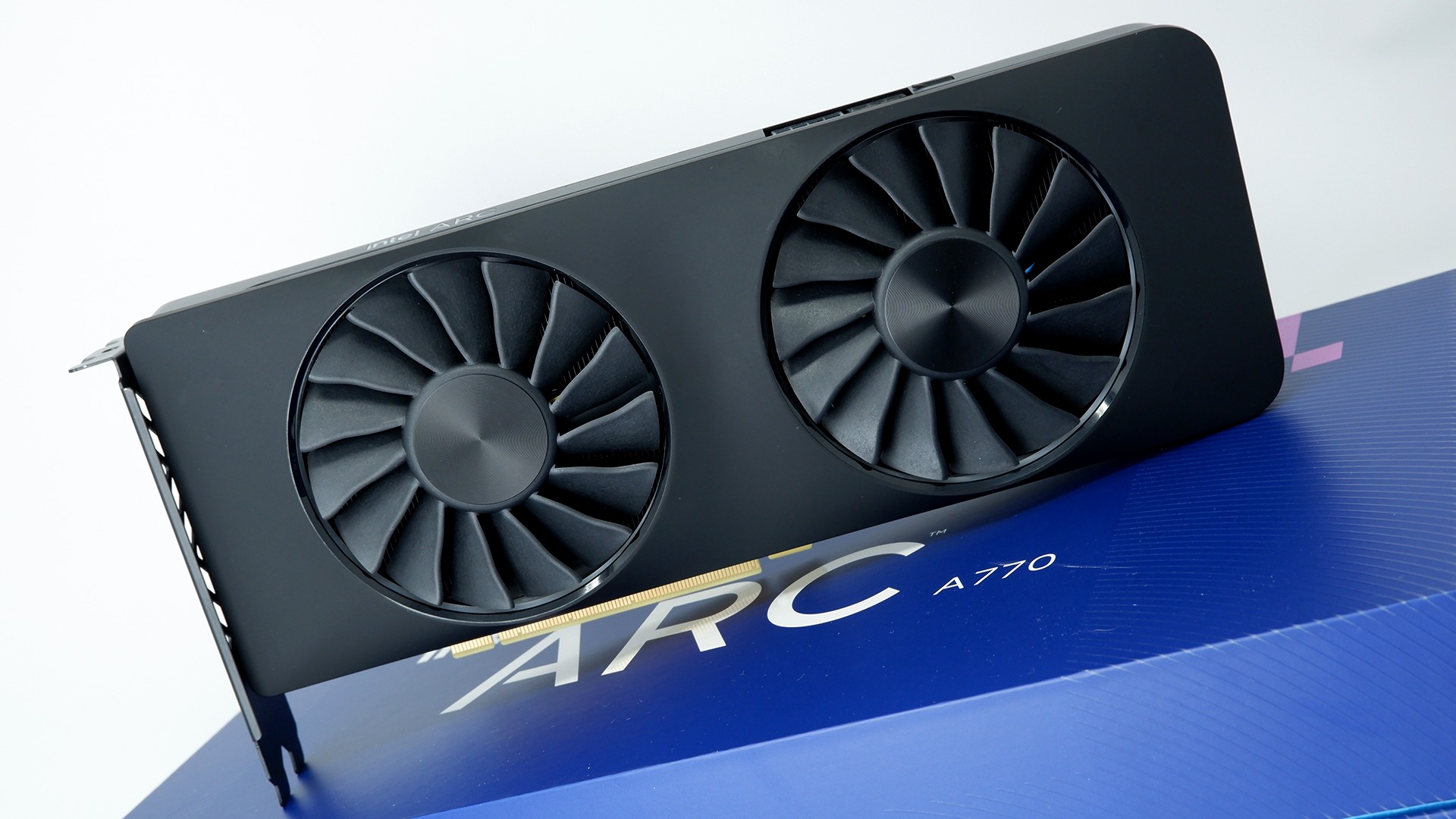 GPU Intel Arc tăng hiệu năng lên tới gần 120% nhờ bản cập nhật driver mới