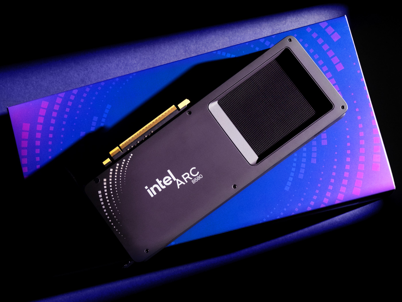 Card đồ họa mới của Intel đang cháy hàng vì cung không đủ cầu